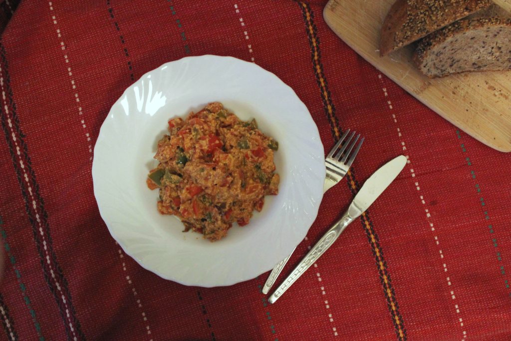Bulgarischer Mischmasch - Frische Gemüsepfanne mit Ei und Schafskäse