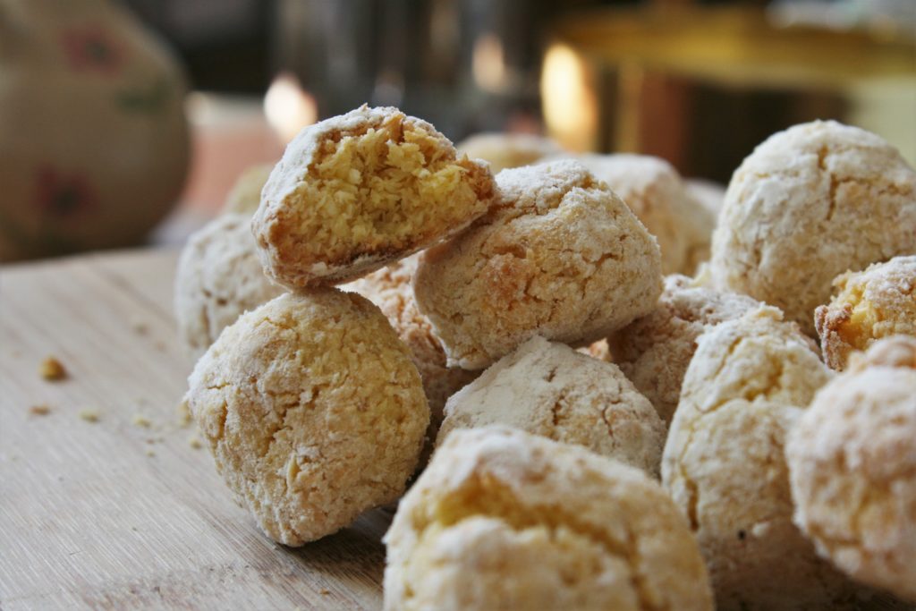 Shuku Shuku: Nigerianische Kokosbällchen aka Schneebällchen
